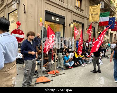 The factory workers protesting against being fired by Liu Jo ...