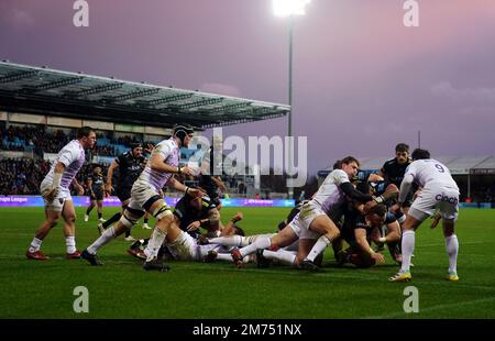 Exeter Chiefs' Sam Simmonds scores his sides second try of the game ...