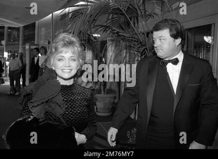 Barbara Mandrell and Ken Dudney at the 39th Annual Golden Globe Awards ...