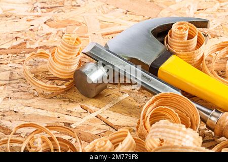 claw hammer and chisel on wooden board Stock Photo - Alamy