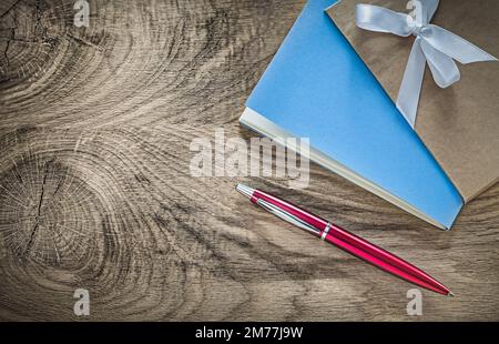 Vintage notepads biro pen on wooden board Stock Photo - Alamy