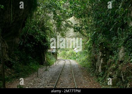 Hiking from Santa Teresa Hidroeléctrica to Aguas Calientes to reach ...