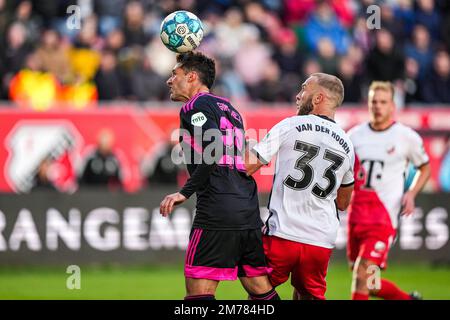 Mike van der Hoorn (FC Utrecht, 3) in a duel with /Jan?Niklas Beste (SC ...