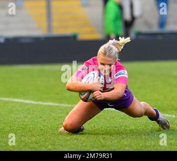 NORTHAMPTON, ENGLAND : Jess Weaver of Loughborough Lightning gets a try ...