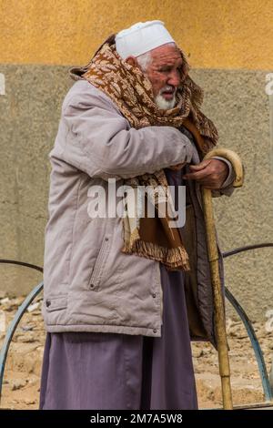 BAWITI, EGYPT - FEBRUARY 5, 2019: Local old man in Bahariya oasis ...