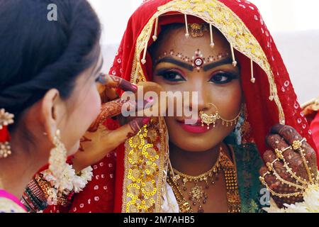 Karachi. 8th Jan, 2023. A bride poses for a photo during a mass wedding ...