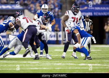 Houston Texans quarterback Jeff Driskel (6) runs the ball as Dallas ...