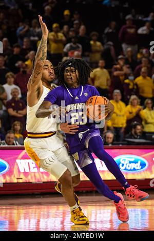 Washington guard Keyon Menifield (23) brings the ball up court during ...