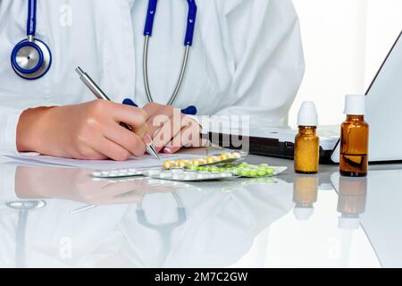 female doc prescribing pills Stock Photo - Alamy