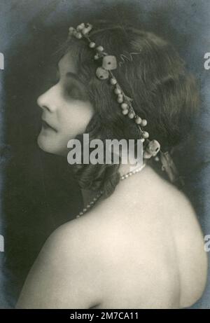 Portrait of Russian dancer and silent film actress Ileana Leonidoff ...