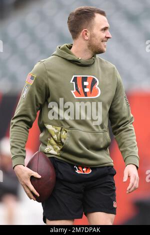 Cincinnati Bengals quarterback Jake Browning (6) warms up before an NFL ...