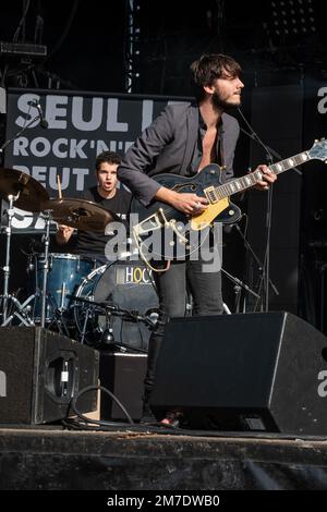 The singer / guitarist and the drummer of the rock band Inspector Cluzo ...