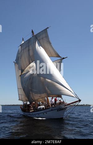 Canadian brigantine Pathfinder, Lake Ontario, 2014 Stock Photo - Alamy