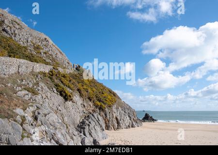 View of the Welsh Coastline near Barafundle beach or bay in bright ...