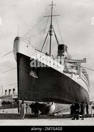 RMS QUEEN MARY 1930s Vintage Travel Poster Cunard White Star Queen Mary ...