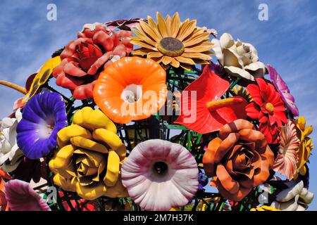 Lyon: Colourful tree statue of flowers by Korean artist Choi Jeong Hwa ...