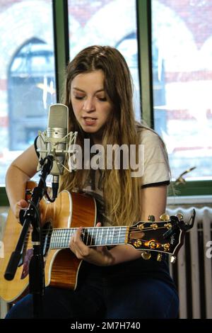 Jade Bird films a session in Brooklyn Stock Photo - Alamy