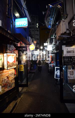 Bars in the alleys of Golden Gai, Shinjuku, Tokyo, Japan Stock Photo ...