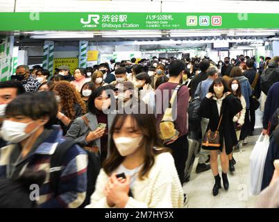 The Super busy JR Shibuya train station in Shibuya, Tokyo, Japan Stock ...