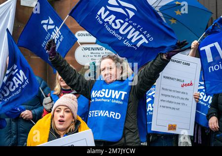 Members of NASUWT the Teachers' Union, deliver a 'report card' outside ...