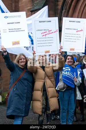 Members of NASUWT the Teachers' Union, deliver a 'report card' outside ...
