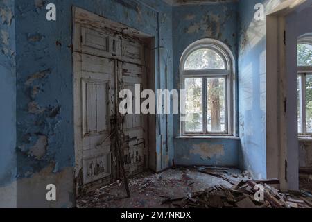 Old forgotten abandoned house interior Stock Photo - Alamy