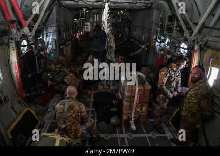 Spanish army, paratroopers during NATO exercises in southern Italy ...