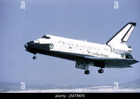 The space shuttle Columbia landing after its first orbital mission Stock Photo - Alamy