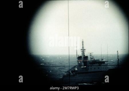 A starboard beam view of the fleet tug USNS SIOUX (ATF 171) entering ...
