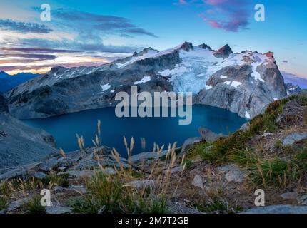 Sunset over Pea Soup Lake with Mount Daniel in the background from Dip ...