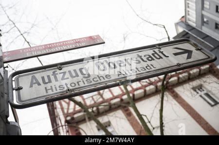 Marburg, Germany. 10th Jan, 2023. A sign points the way to the elevator ...