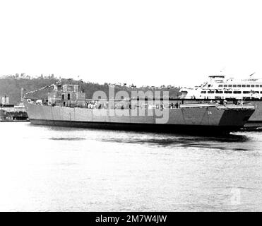 A port quarter view of the Australian guided missile frigate HMAS ...