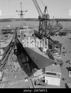 A starboard bow view of the guided missile cruiser USS GRIDLEY (CG-21 ...