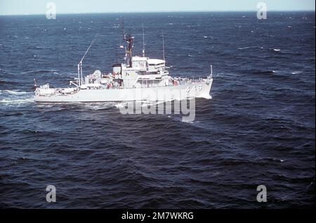 A starboard beam view of the ocean minesweeper USS LEADER (MSO-490 ...