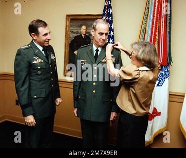 Major General Alexander presents Mrs. Woodrow Wilson a Christmas ...