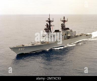 A port bow view of the Spruance class destroyer USS HAYLER (DD-997 ...