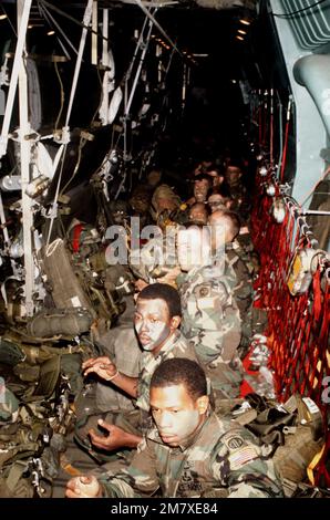 Members of the 82nd Airborne Division aboard a C-141B Starlifter ...