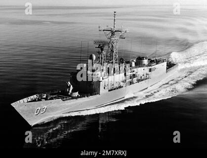Aerial port bow view of the Australian frigate HMAS SYDNEY (FFG-03 ...