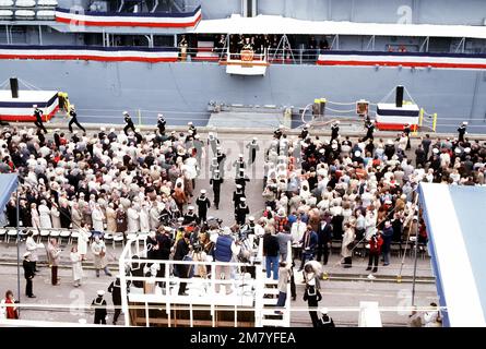 Crewmen go aboard the Aegis guided missile cruiser USS YORKTOWN (CG 48 ...