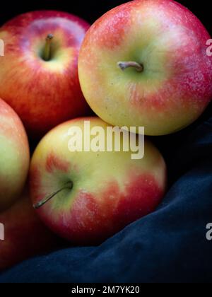 heap of green and red apples closeup Stock Photo - Alamy