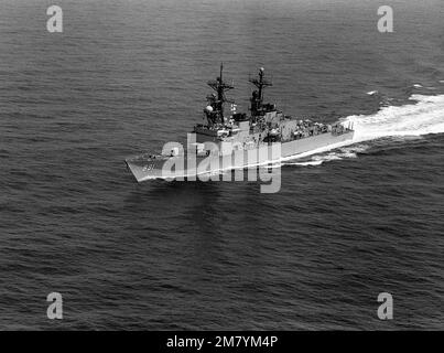 A port bow view of the Spruance class destroyer USS HAYLER (DD-997 ...