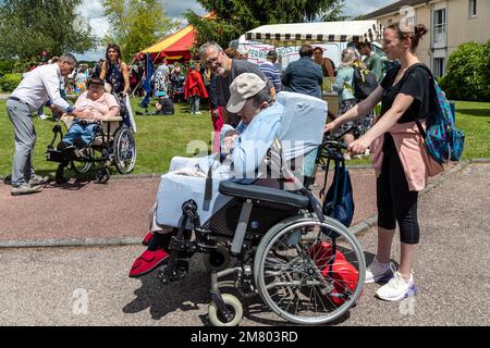 PARTY DAY FOR THE HANDICAPPED RESIDENTS AND THEIR FAMILIES, FOYER JULES ...