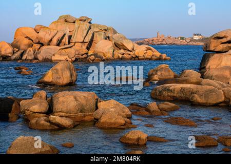 PINK GRANITE BOULDERS AT SUNSET, RENOTE ISLAND POINT, TREGASTEL, PINK ...