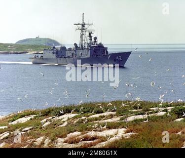USS Klakring (FFG-42) underway in the Persian Gulf, in 1985 Stock Photo ...