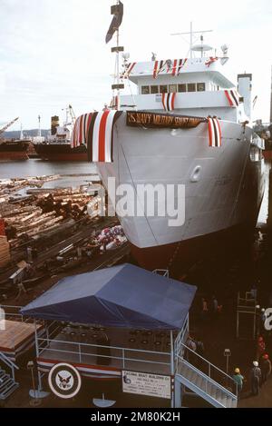 A port bow view of the ocean surveillance ship USNS INVINCIBLE (T-AGOS ...