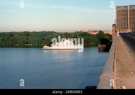 A starboard beam view of the ocean minesweeper USS LEADER (MSO-490 ...