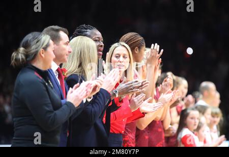 England coach Jess Thirlby (centre) prior to the start of the Vitality ...