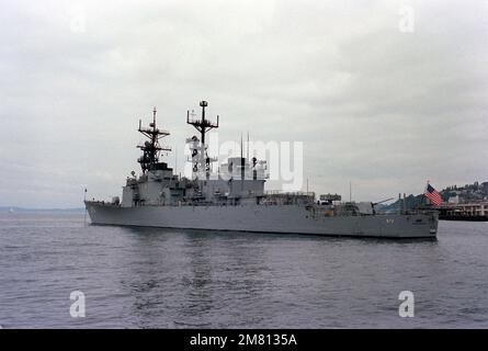 A port quarter view of the Spruance class destroyer USS OLDENDORF (DD ...