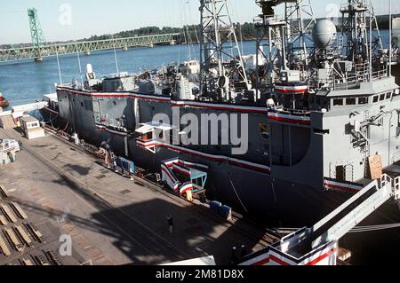 An elevated starboard bow view of the Oliver Hazard Perry-class guided ...