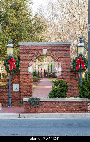 ELON, NORTH CAROLINA, USA-2 JANUARY 2023: Elon University monument sign ...
